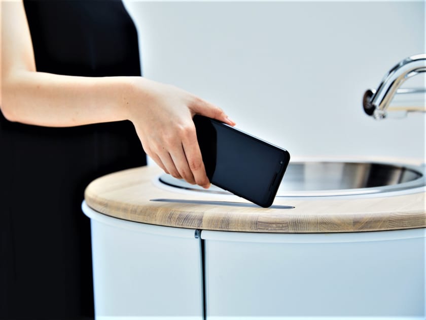 Japanese Hand-Washing Stand Cleans Your Smartphone Too | Engoo Daily News