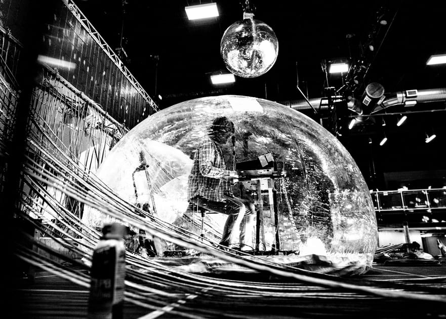Band Plays Concert in Plastic Bubbles | Engoo 每日新聞