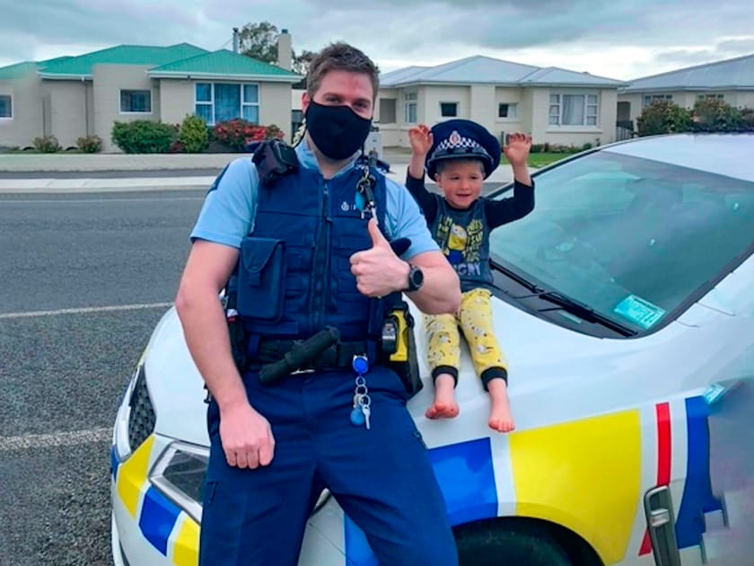 New Zealand Boy Calls Police So They Can Look at His Toys | Engoo 데일리뉴스