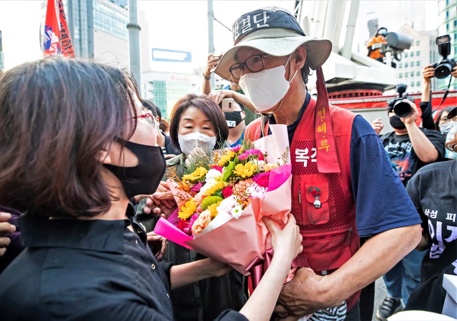 South Korean Man Spent 355 Days on a Tower to Protest Samsung | Engoo 每日新闻