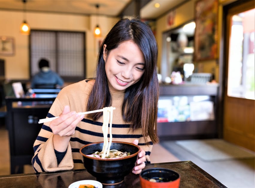 Pointing and Slurping: Dos and Don'ts of World Etiquette | Engoo Daily News