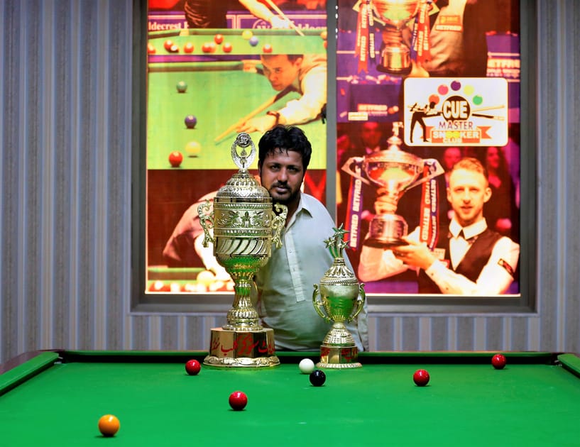 Man Without Arms Plays Snooker with Chin | Engoo 每日新聞