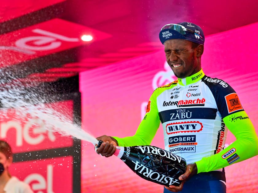 Cyclist Out of Competition After Hitting Eye With Wine Cork | Engoo 每日新聞