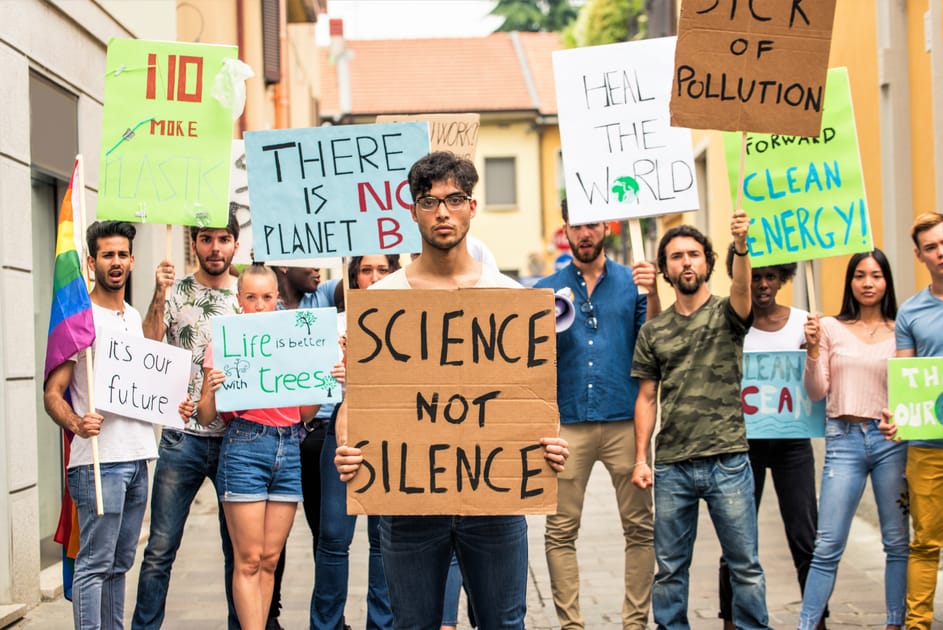 Collins Dictionary Names 'Climate Strike' Word of the Year | Engoo 每日新闻