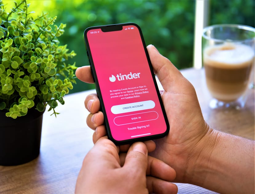 More People Paying to Use Tinder in 2022 | Engoo Daily News