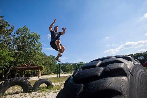 Girl Completes Backyard “Ninja Warrior” Course | Engoo 每日新聞