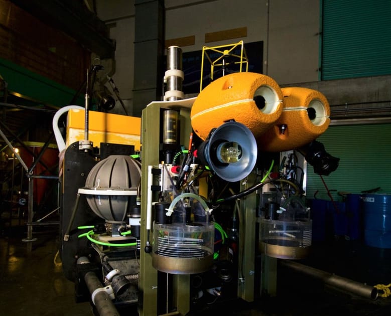Robot Collects Data 4,000 Meters Below Ocean Surface | Engoo 每日新聞