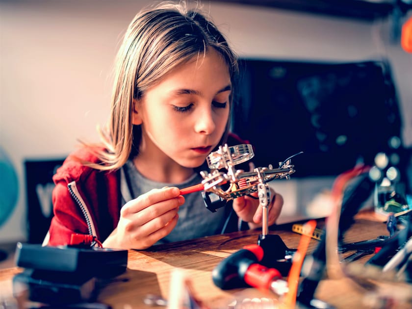 Study: Girls Outperform Boys on Tech, Engineering | Engoo 데일리뉴스