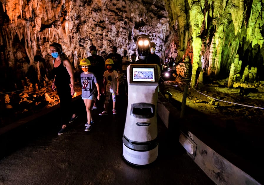 Meet Persephone, the Robotic Tour Guide | Engoo Daily News