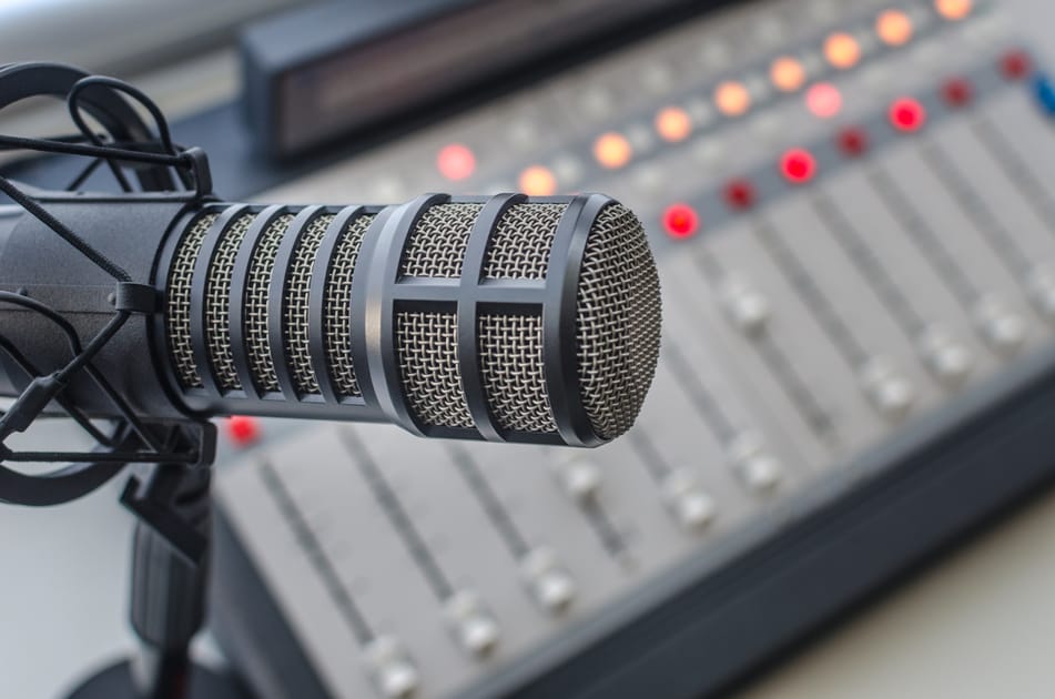 Talk Radio Helps Immigrants Stay Connected with Home | DMM英会話 デイリーニュース
