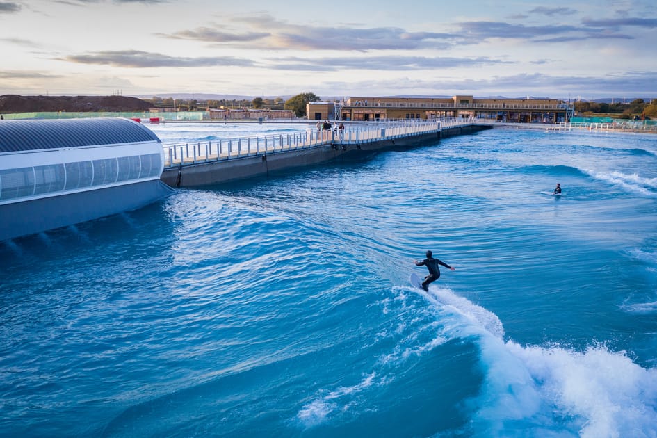 Surfing Wave Pool Opens in England | Engoo 每日新聞