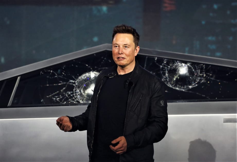 Tesla Shows Off New Pickup, 'Unbreakable' Glass Cracks | Engoo 每日新聞