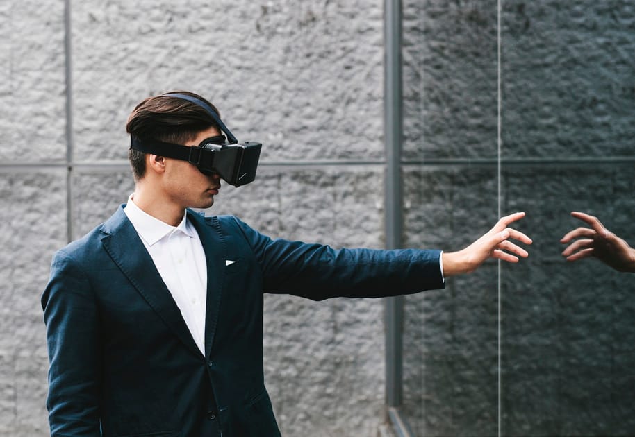 Touching Objects in Virtual Reality Is Now Possible | Engoo 每日新闻