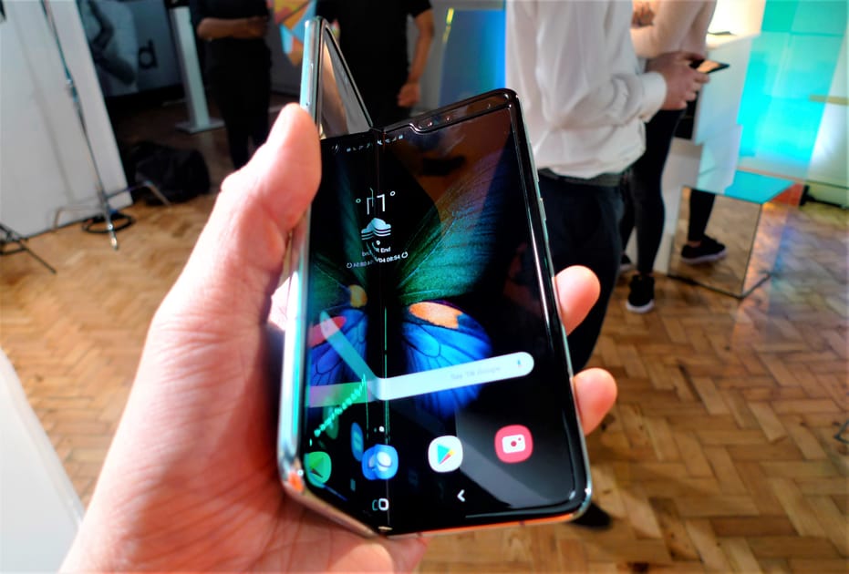Some of Samsung's New Folding Phones Are Already Breaking | Engoo 每日新聞