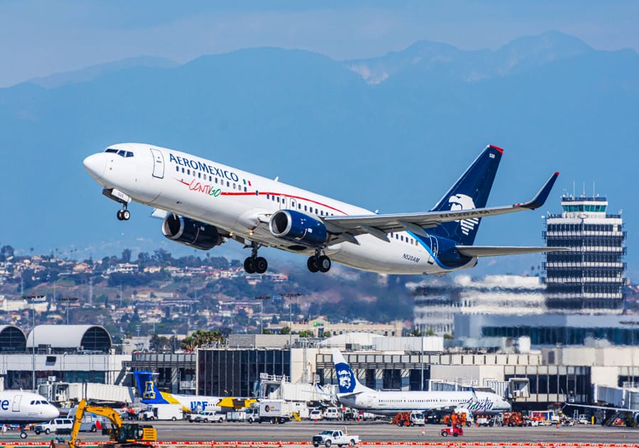 Mexico: Man Opens Emergency Exit, Walks on Plane Wing | Engoo Daily News