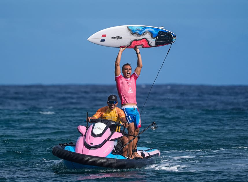Waves, Whales, a Local Hero: Olympic Surfing in Tahiti | Engoo 每日新聞