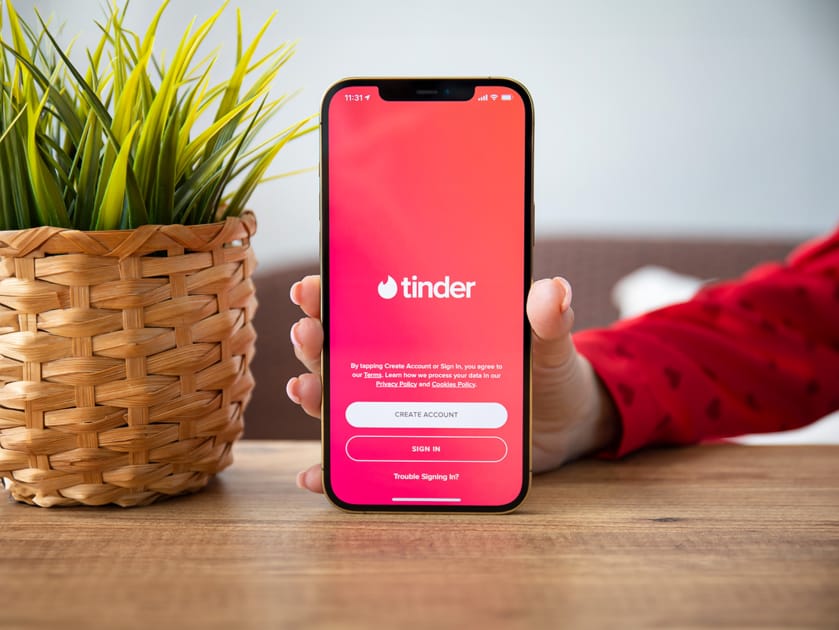'Like Doing Admin' — Dating Apps See Decrease in Users | Engoo 每日新聞