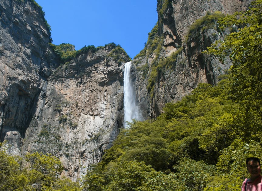 Hiker Finds Pipe Supplying Water to Chinese Waterfall | Engoo 每日新聞
