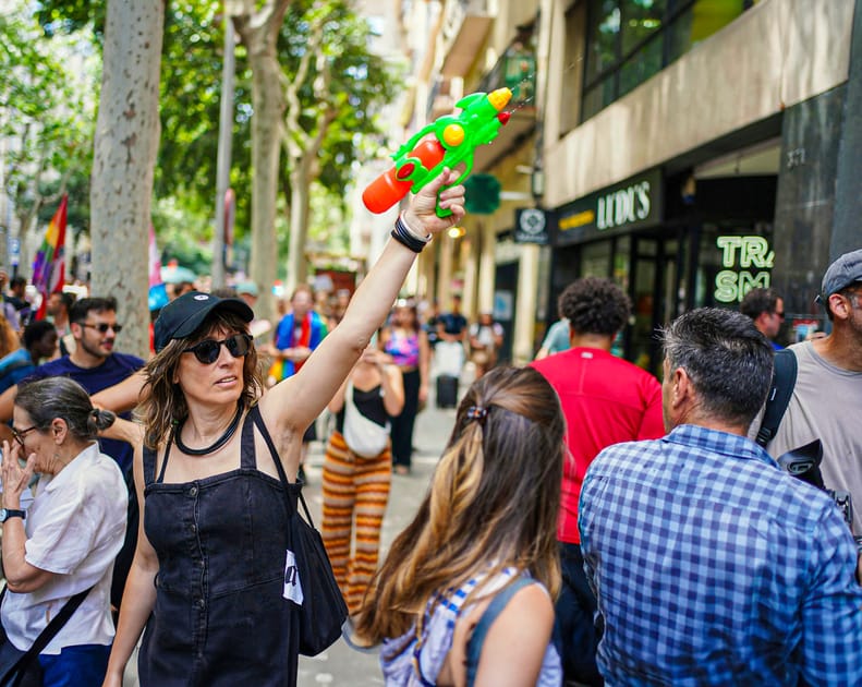 Spanish Protesters Use Waterguns to Fight Mass Tourism | DMM英会話 デイリーニュース