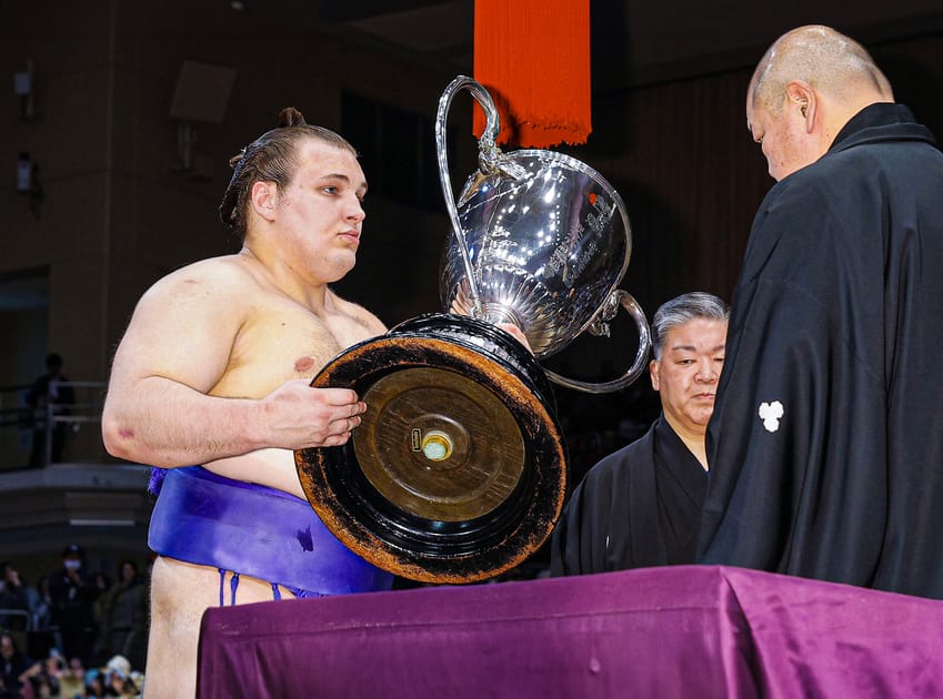 Ukrainian Makes History with Sumo Tournament Victory | Engoo Daily News
