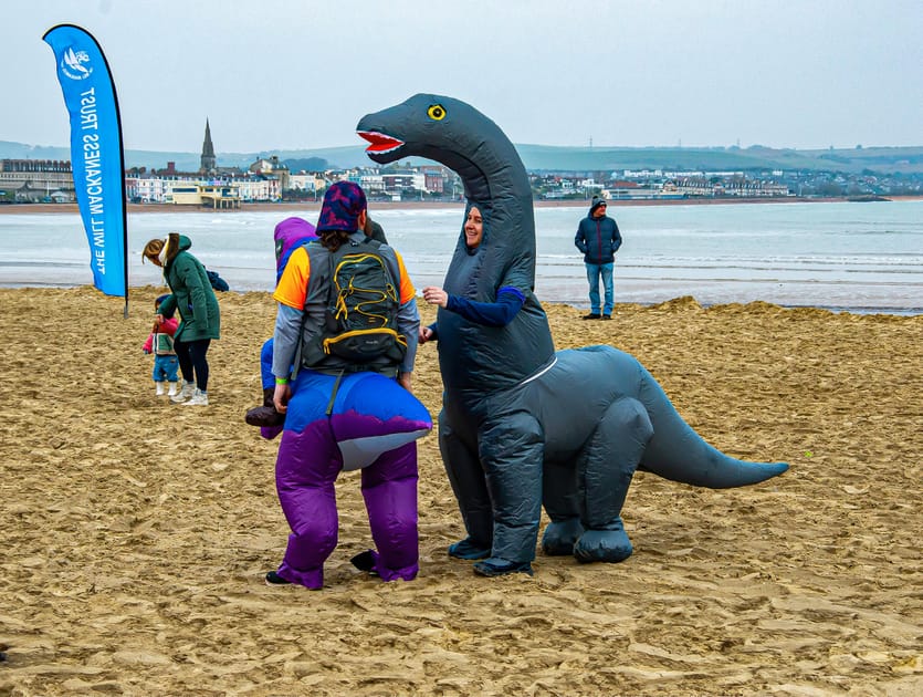 Dinosaurs Take Over UK Beach for Fun Run | Engoo 每日新聞