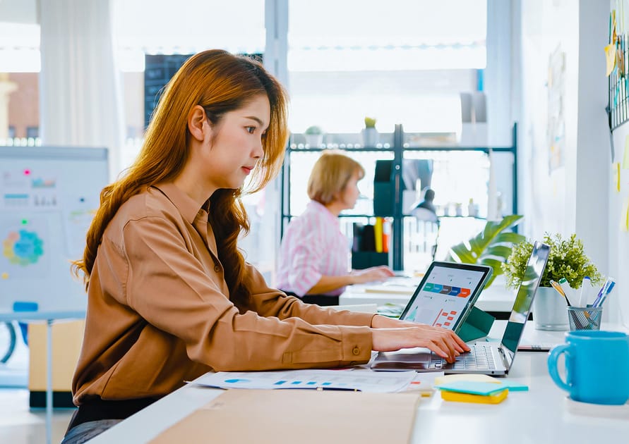 Filipino Workers Spend Least Time at the Office | Engoo Daily News