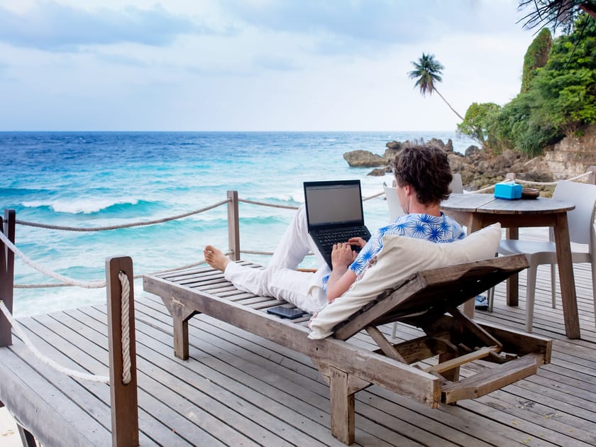 Work from the Beach: What Is Quiet Vacationing? | Engoo Daily News
