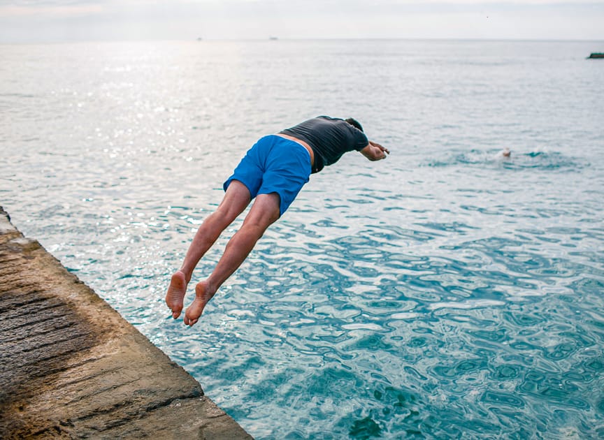 Man Saves Boy from Sea, Keeps Name Secret | Engoo 每日新闻