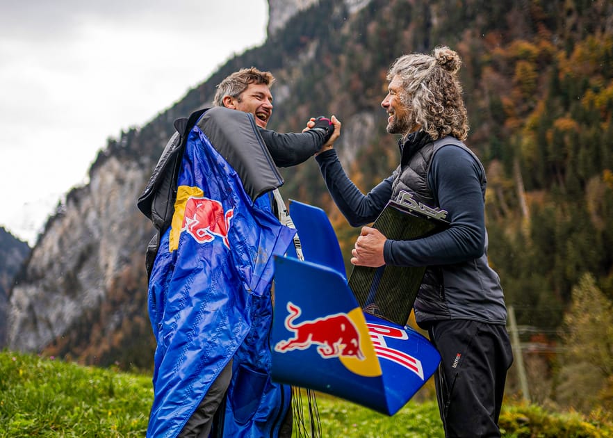 Man Breaks Record for Longest Wingsuit Flight | ข่าวประจำวัน Engoo