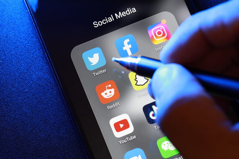 Social Media Now Top Source of News in US | Engoo 每日新闻