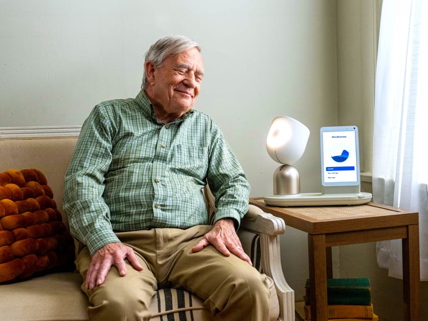 AI Companion Robot Helps Seniors Fight Loneliness | Engoo 每日新闻