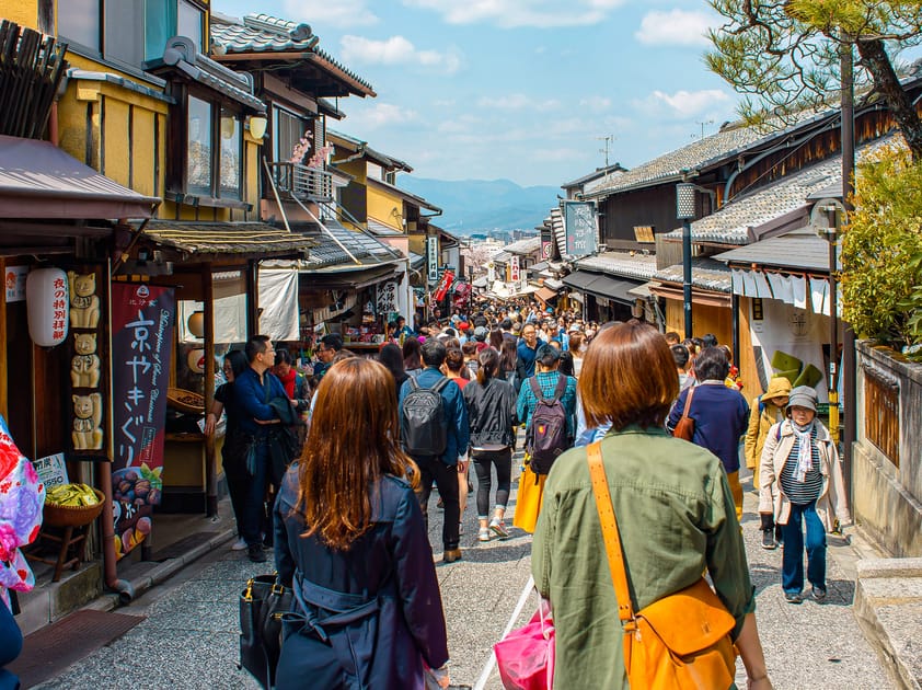 Record 33 Million Foreigners Visit Japan | Engoo 데일리뉴스