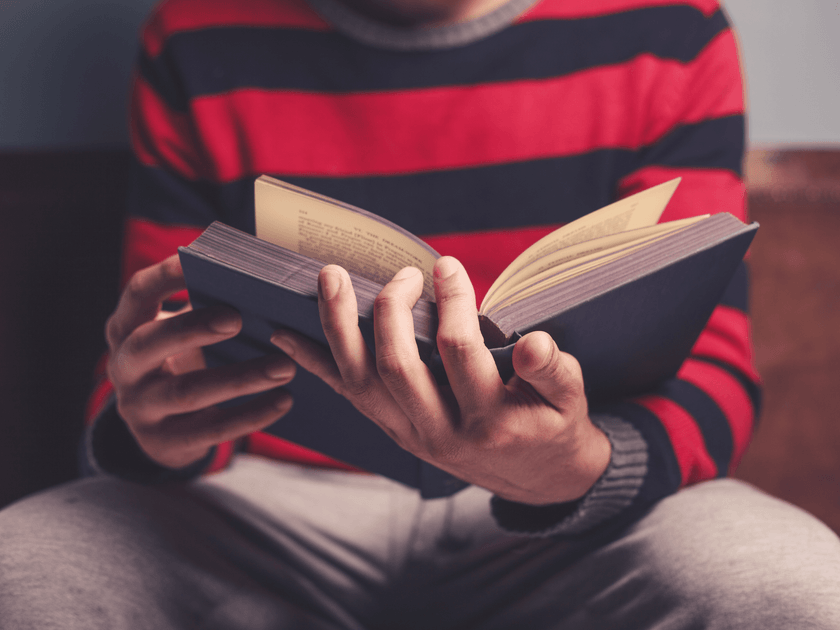 Thief Caught Reading Book During Burglary | ข่าวประจำวัน Engoo