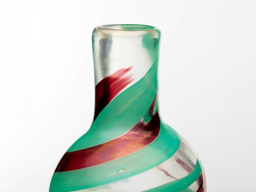 Vase Bought for $3.99 Sells for $107,000 at Auction | Engoo 每日新闻