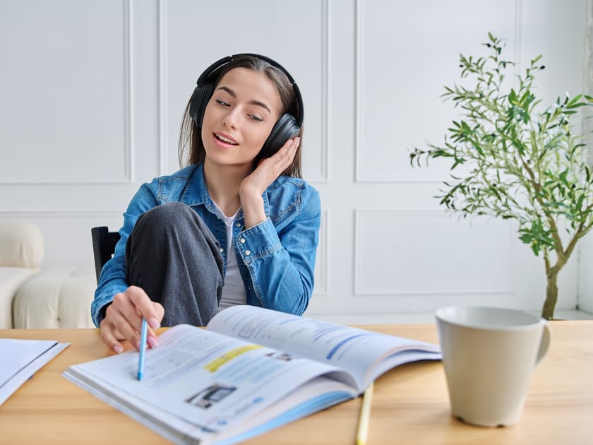 Music While Studying: Helpful or Distracting? | Engoo Daily News