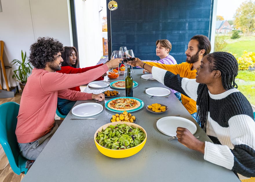 Why Young Diners Love Shared Restaurant Tables | Engoo Daily News