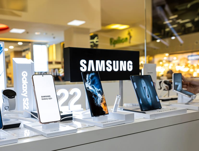 Samsung Overtakes Apple as World's Top Phonemaker | Engoo Daily News