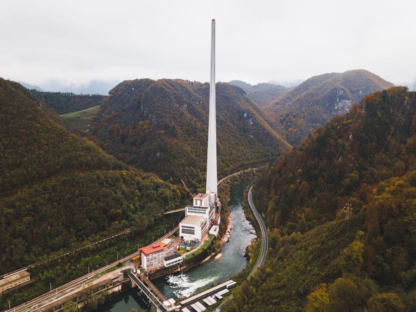 Climbers Free Climb Europe's Tallest Chimney | Engoo 每日新聞