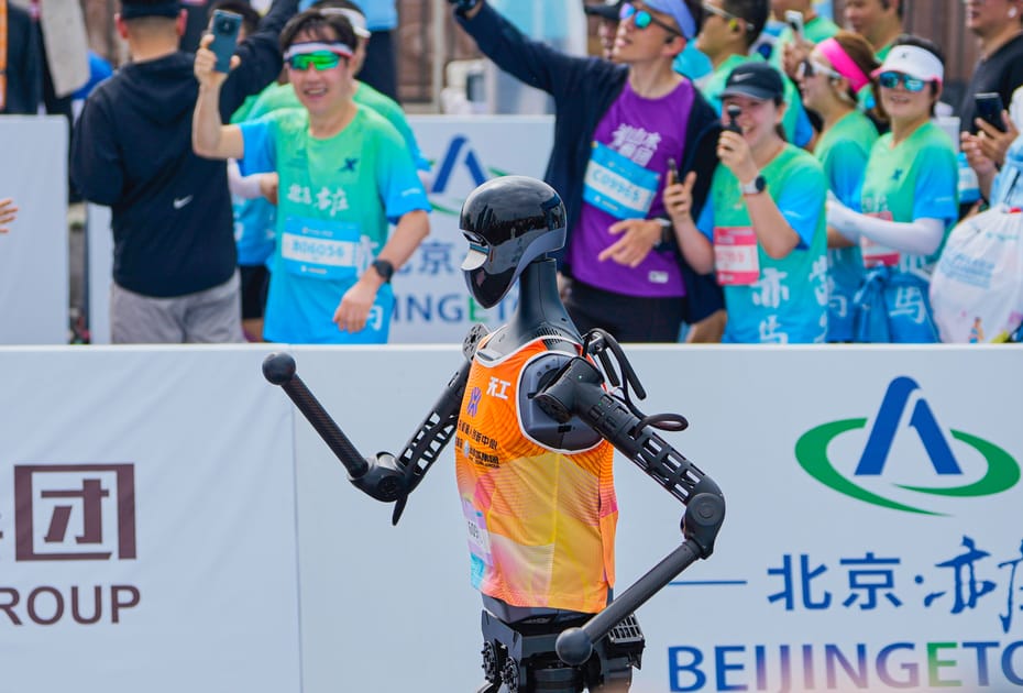 Humanoid Robots Race Humans in China Half-Marathon | Engoo 每日新聞