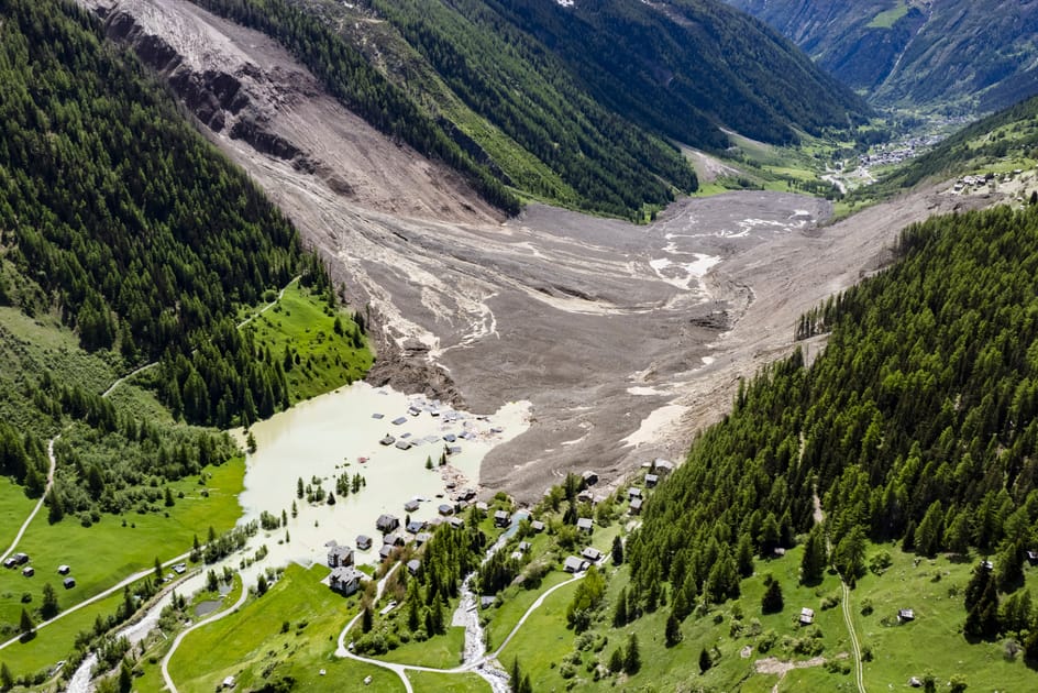 Glacier Collapse Destroys Swiss Mountain Village | Engoo 每日新聞