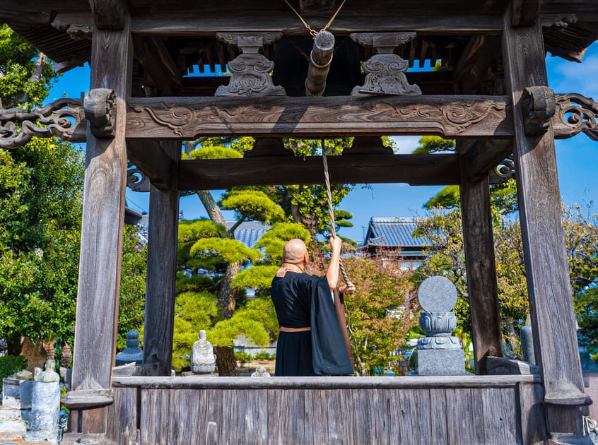 Why Japan's Temple Bells Ring 108 Times for New Year's | Engoo Daily News