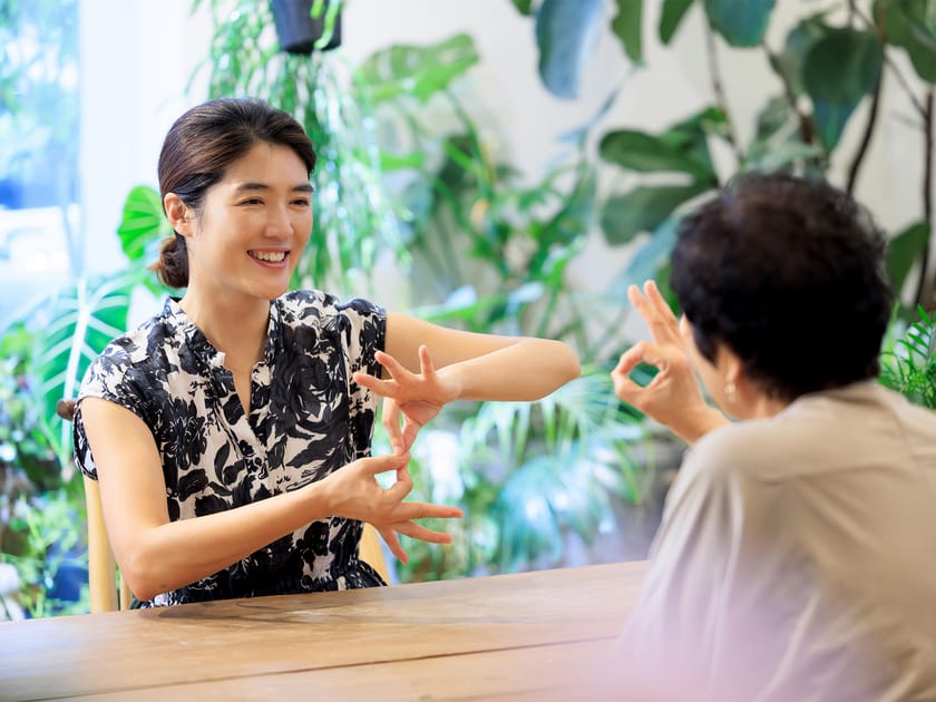 Learn Japanese Sign Language with Hello Kitty | Engoo Daily News