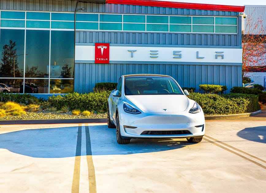 Tesla Profits Fall as Musk's Politics Repel Buyers | Engoo 每日新聞