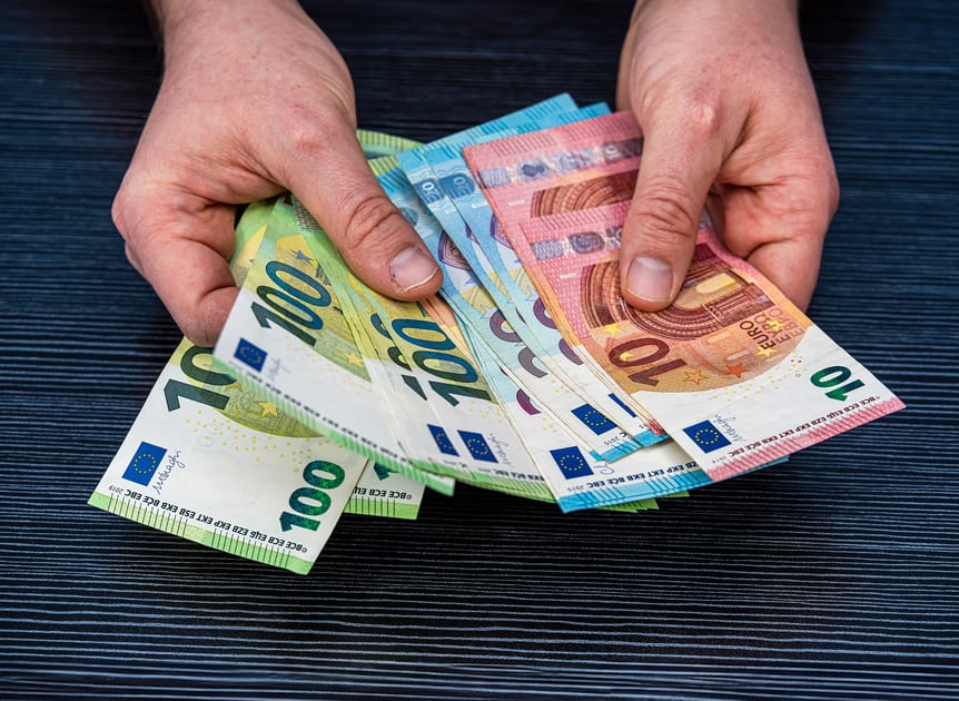 Is Universal Basic Income a Good Idea? | Engoo Daily News