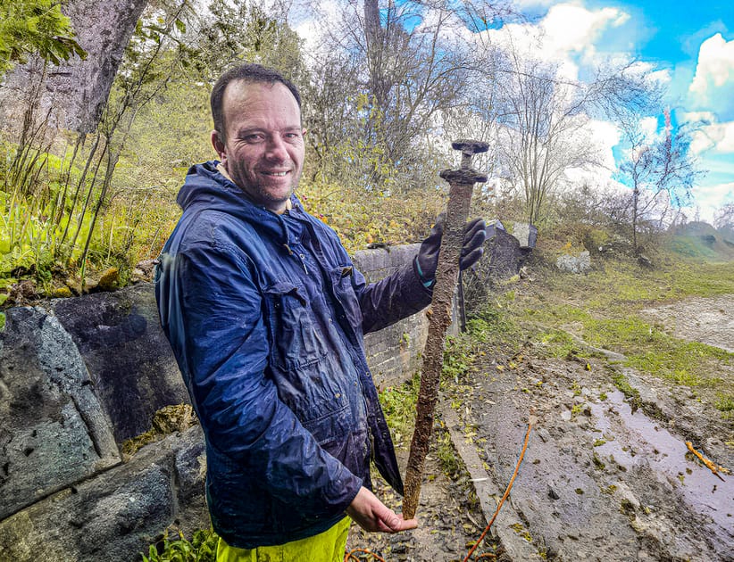 Magnet Fisher Finds 1,000-Year-Old Viking Sword | Engoo 每日新聞
