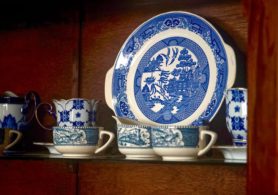 People Keep 'Special Plates' in the Cupboard for Years | Engoo Daily News