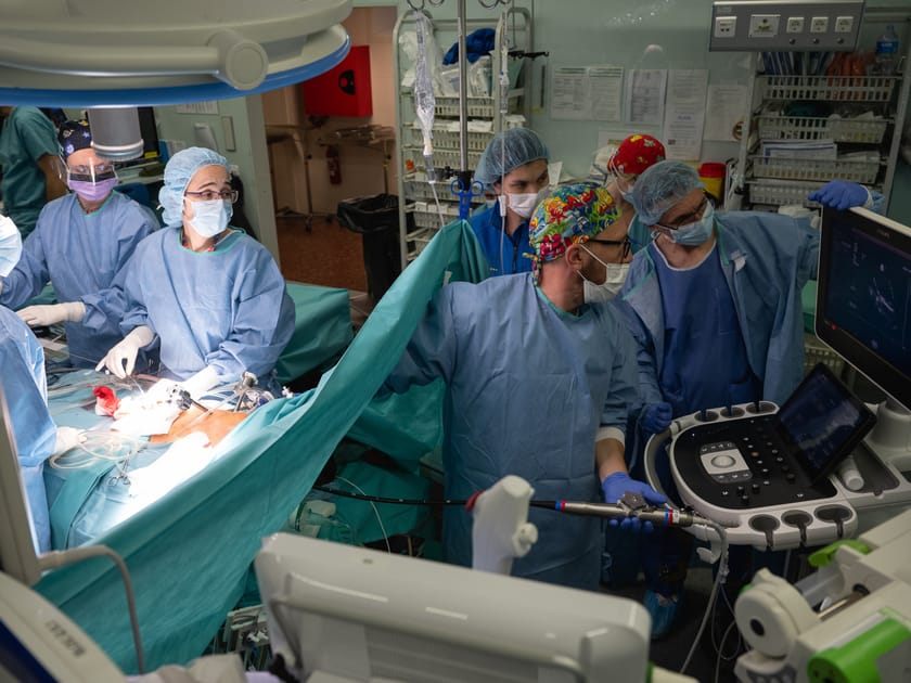 Robot Helps Heart Surgeons Operate on Spanish Teens | Engoo Daily News