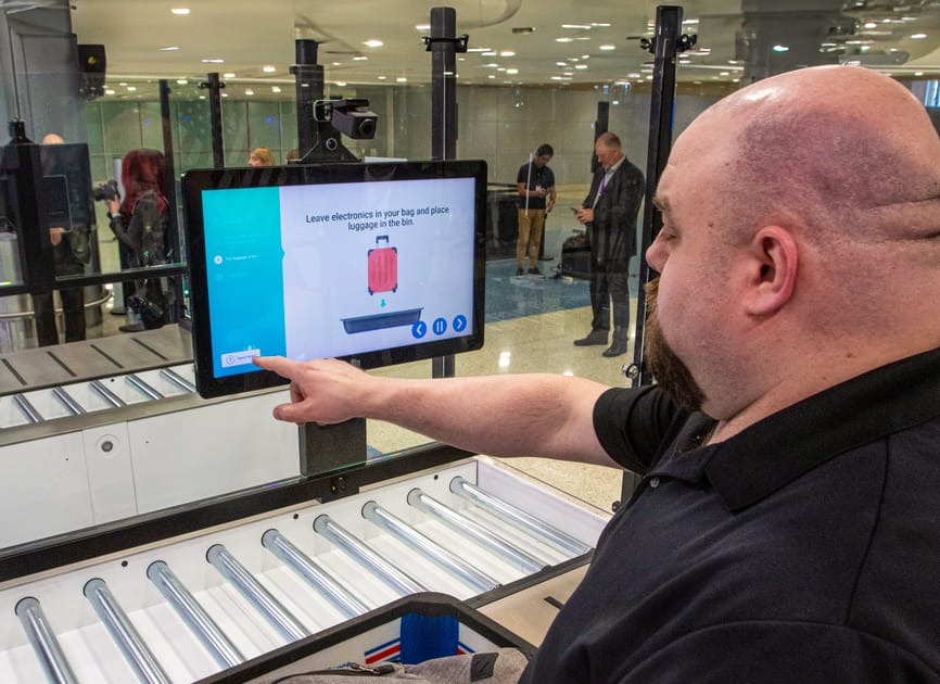 Airport in Las Vegas Tests Self-Screening Security Lanes | Engoo 데일리뉴스