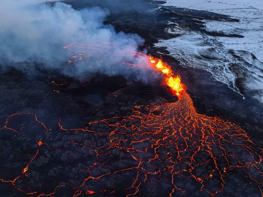 Iceland Volcano Erupts in Show of Earth's Power | Engoo 每日新聞
