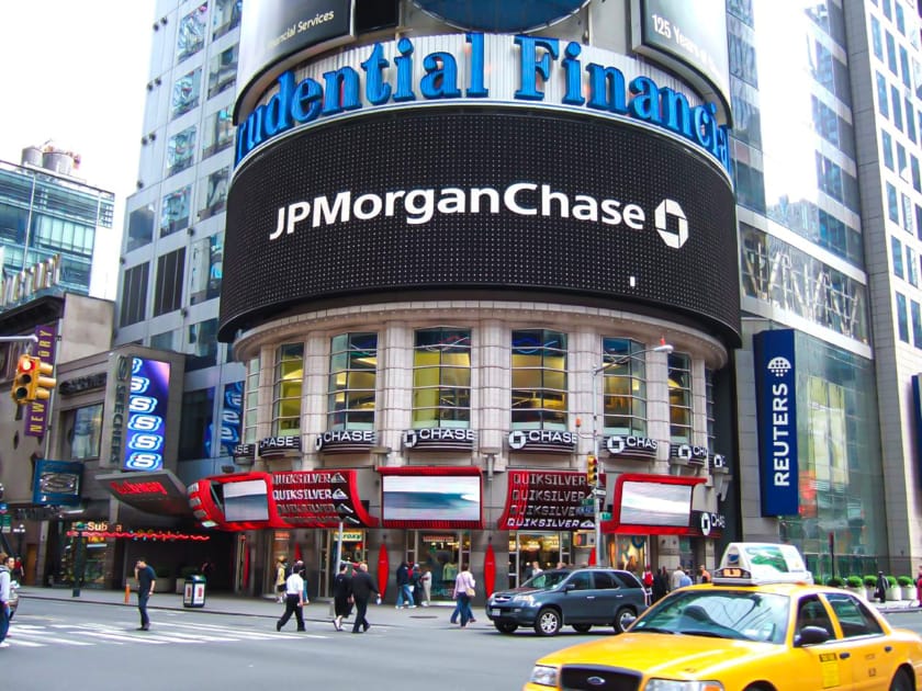 JPMorgan Limits Junior Staff to 80-Hour Weeks | Engoo 每日新聞